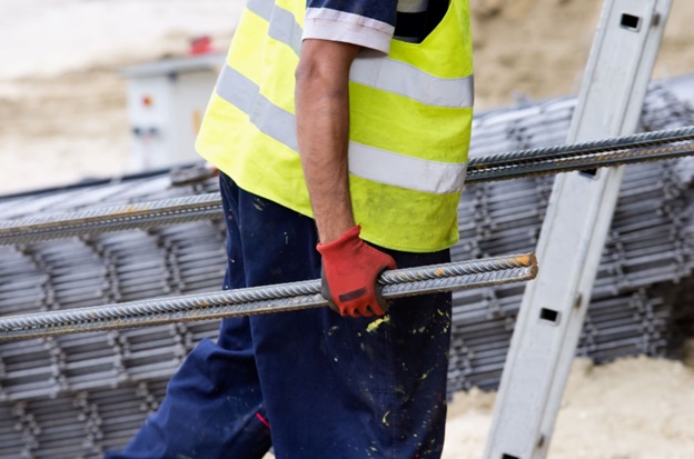 Imbracaminte de inalta vizibilitate - de ce este necesar la munca